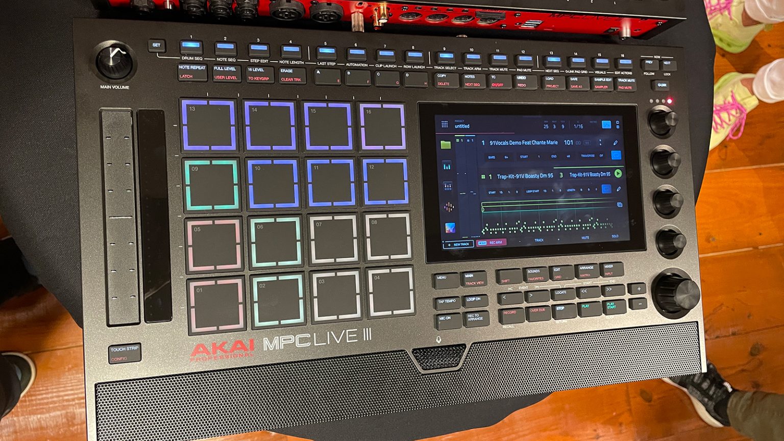 AKAI MPC Live 3 | 新MPCeパッド×MPC3 OS。PC不要でサンプリングからループ/フレーズの起動・切り替えまで一台完結 ...