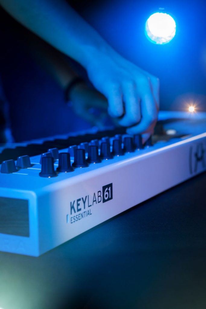 Arturia KeyLab Essential 49 / 61 ブラックエディションも登場！使い勝手と価格にこだわった MIDI ...